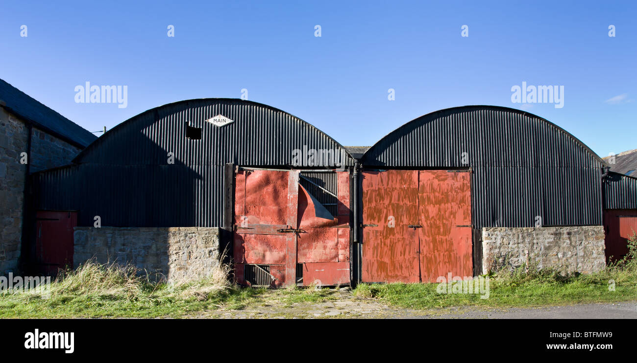 Grunge Tin farm Building Background Stock Photo - Alamy