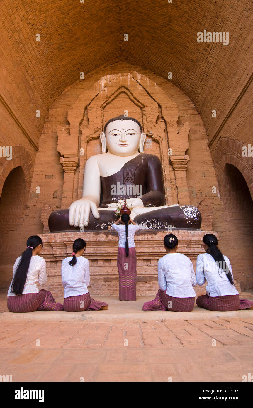 Worshippers praying the Buddha, Bagan (Pagan), Myanmar (Burma Stock ...