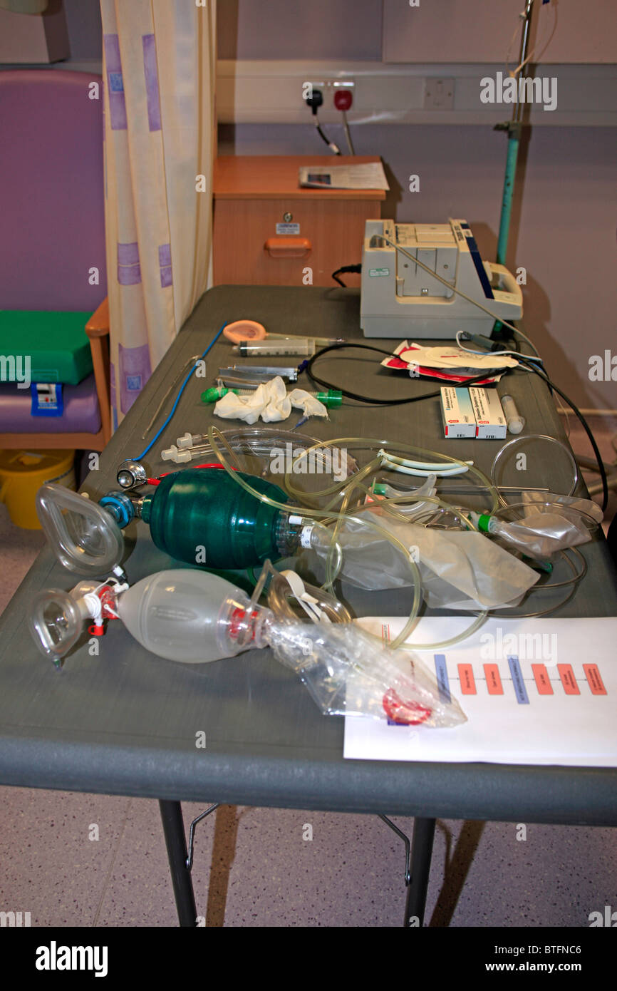Oxygen and oxygen resuscitation equipment hi-res stock photography and ...