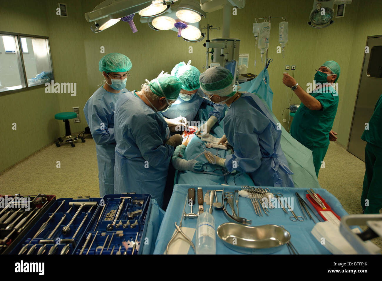 Doctors performing surgery in operating room Stock Photo - Alamy