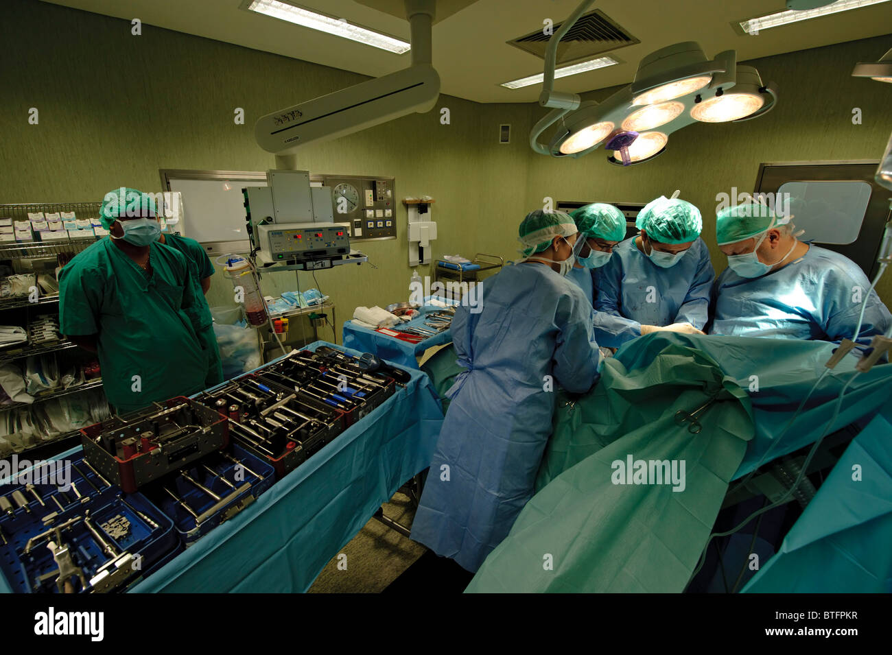 Doctors performing surgery in operating room Stock Photo - Alamy