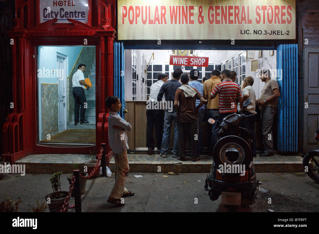 Wine shop india hi-res stock photography and images - Alamy