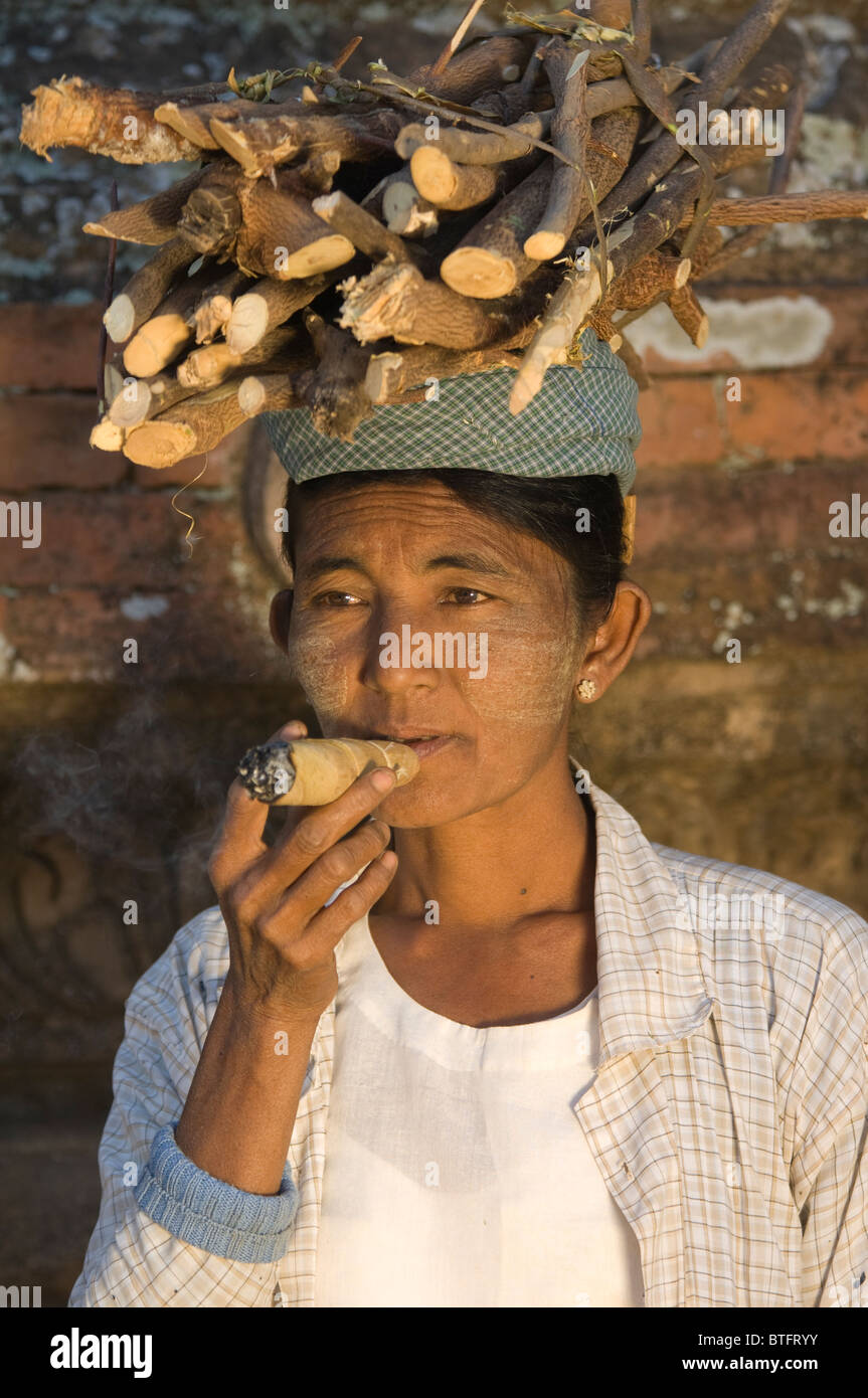 Women Smoking Cigars Stock Photos & Women Smoking Cigars Stock Images ...