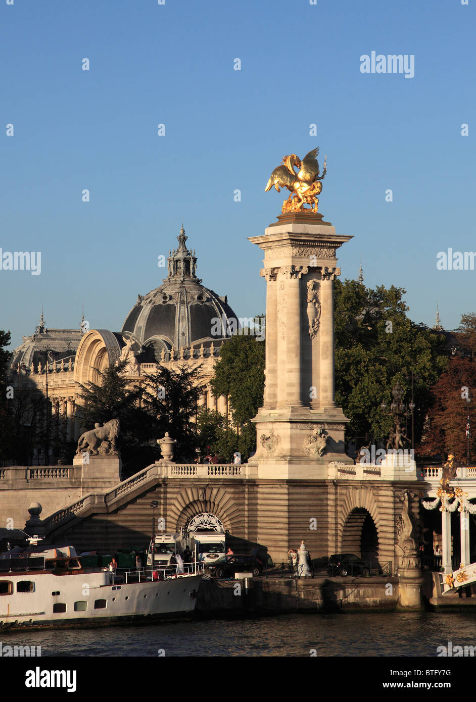 The petit pont hi-res stock photography and images - Alamy