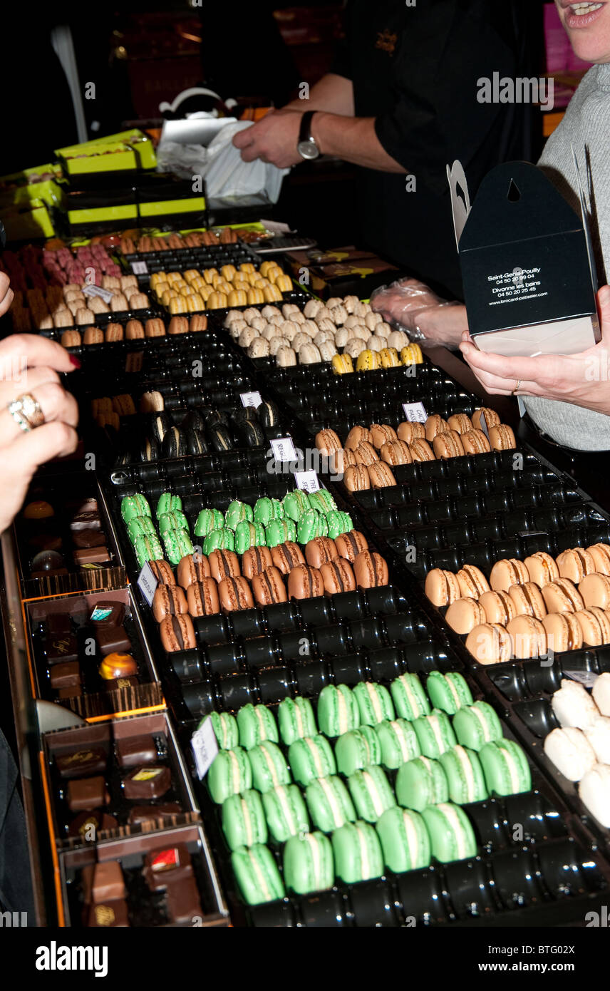 Macaron display hi-res stock photography and images - Alamy