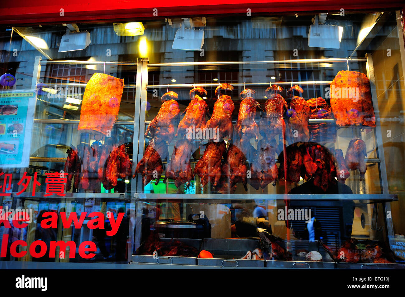 Roast duck in restaurant window hi-res stock photography and images - Alamy