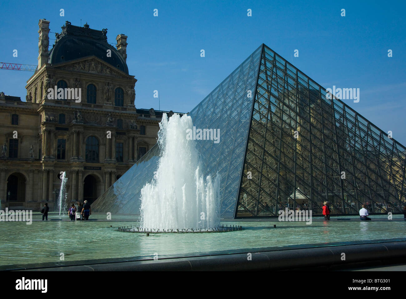 Pavilion Denon, Fountains, The Glass Pyramid, The Louvre Museum, Paris ...
