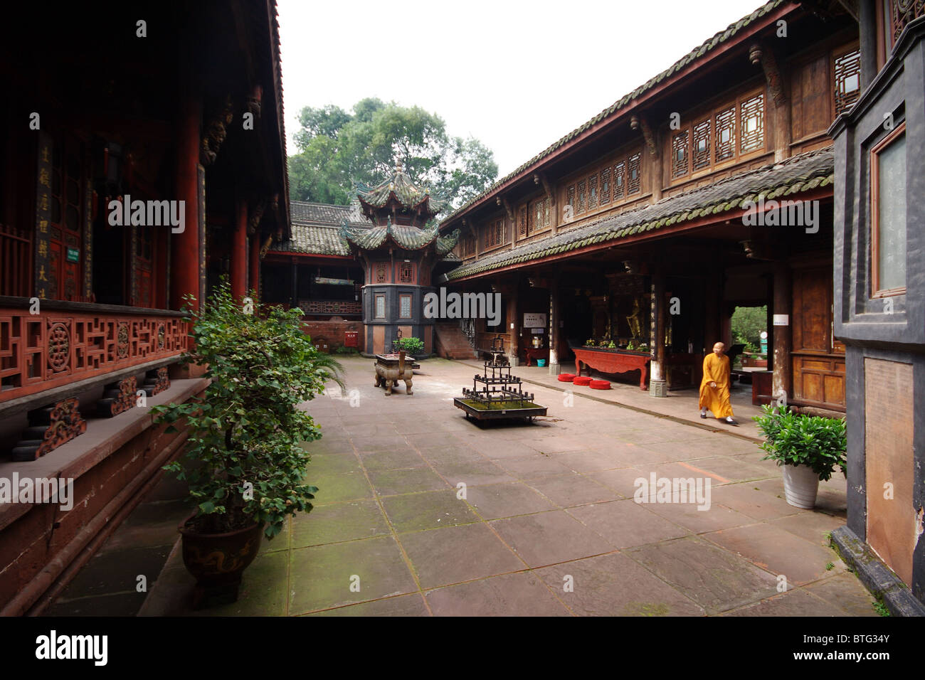 China monastery hi-res stock photography and images - Alamy