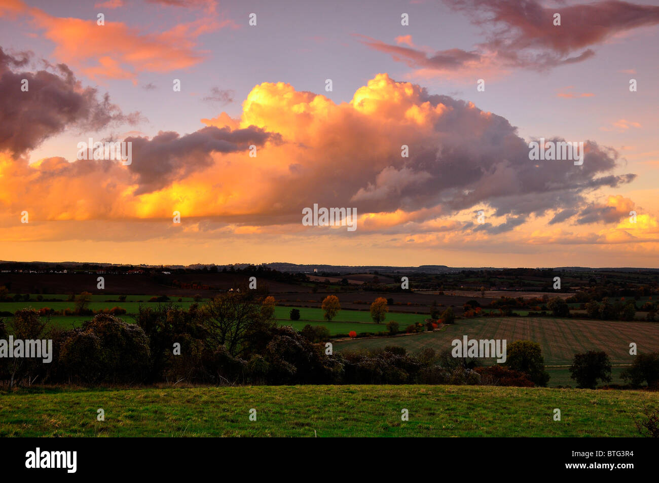 British Landscape with dramatic sky over farmland from Sundon Country ...