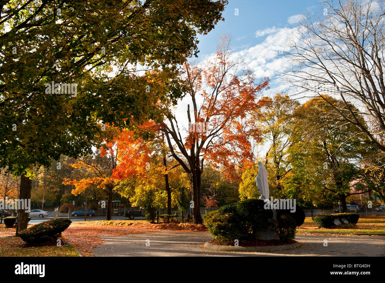 Fall colour new england church hi-res stock photography and images - Alamy