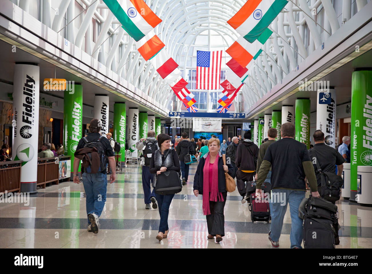Air passengers in American Airlines' Concourse H of Chicago O'Hare ...