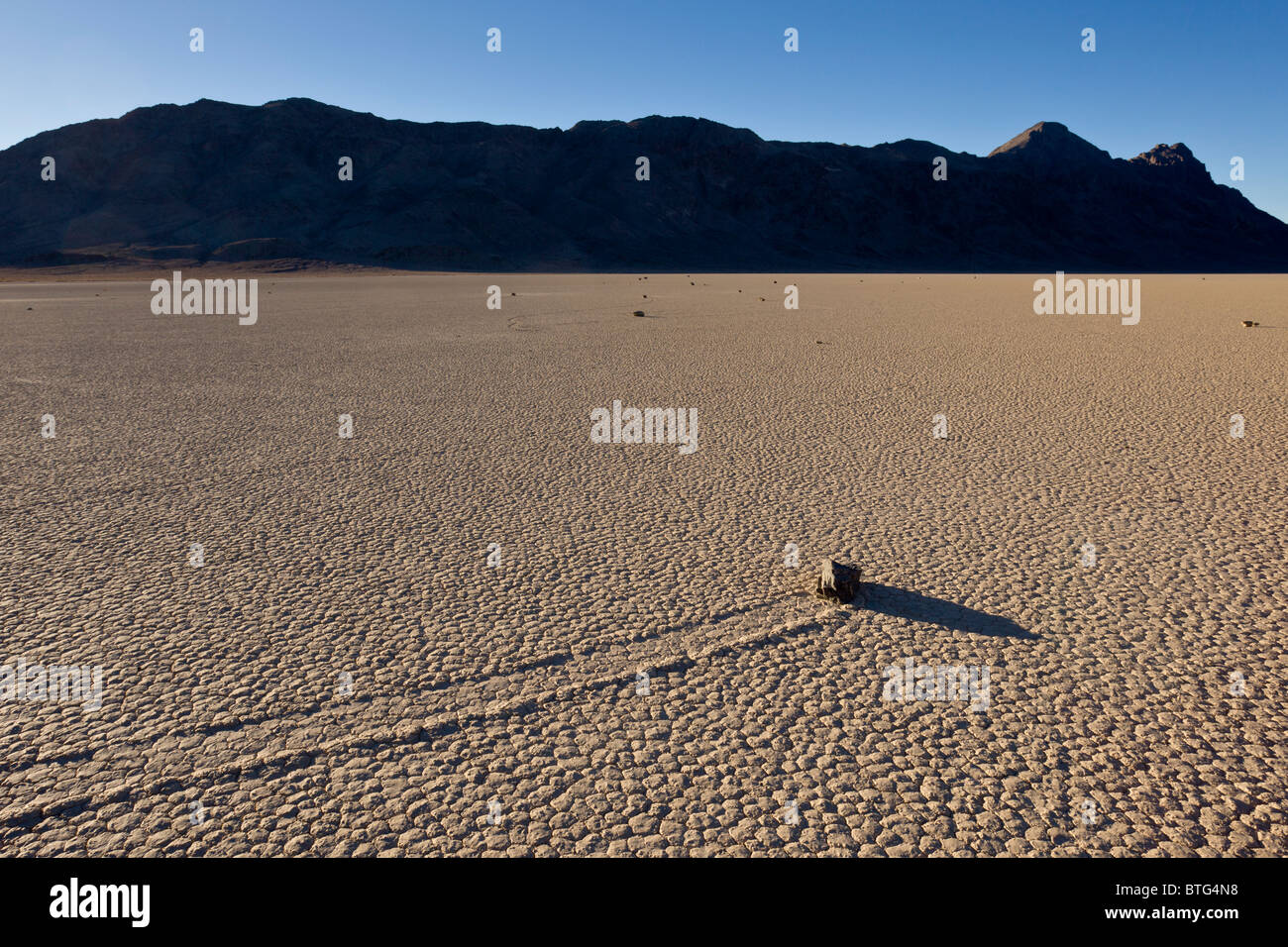 Sailing stones mysteriously move across The Racetrack Playa in Death ...