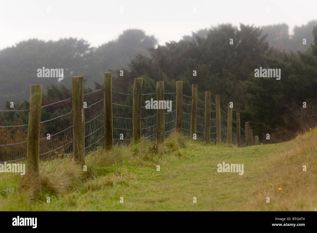 wire fencing and post in countryside Stock Photo - Alamy