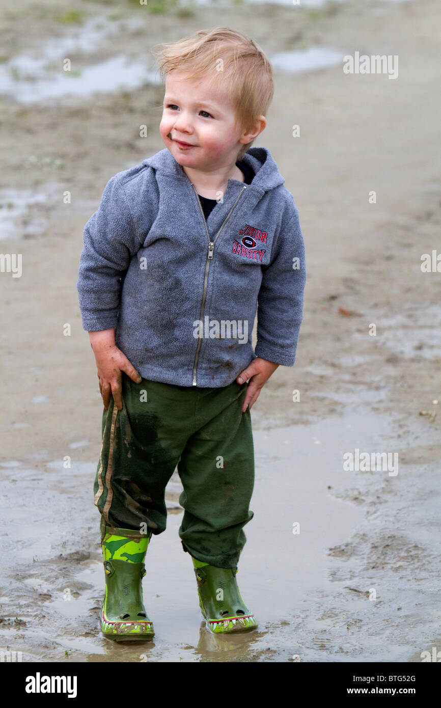 Young people playing in mud hi-res stock photography and images - Alamy