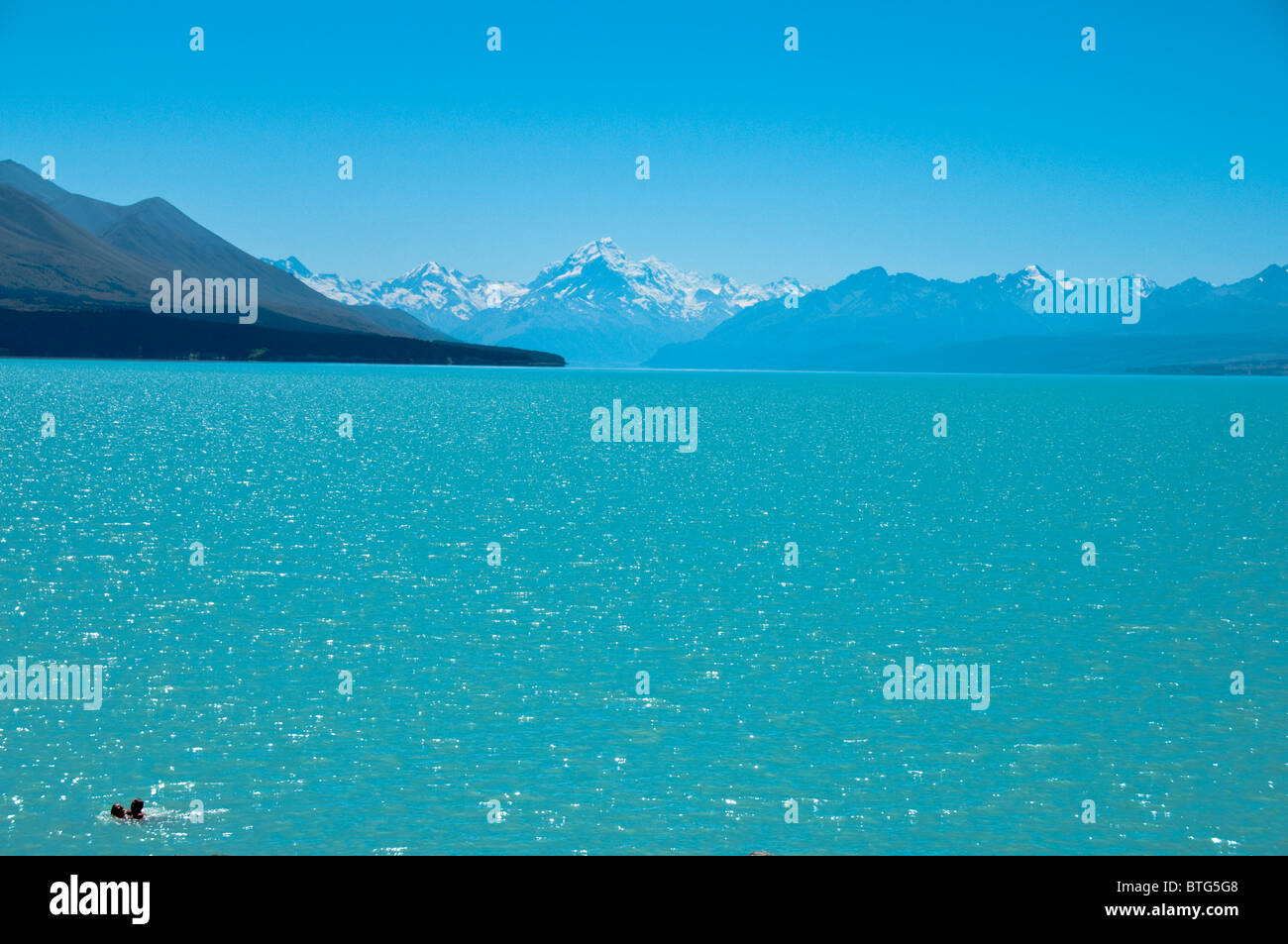 New zealands highest mountain in mount cook national park hi-res stock ...