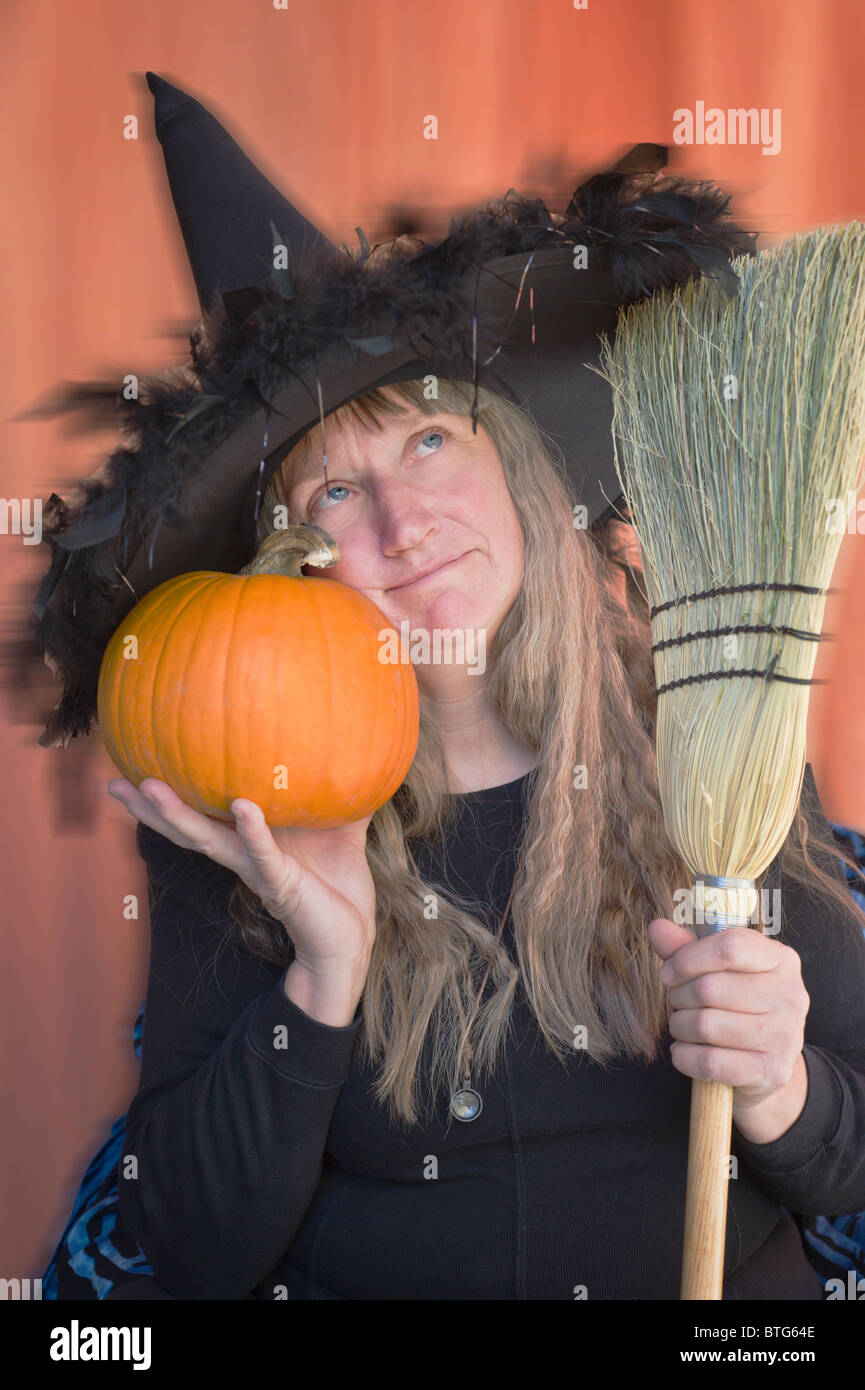 Scary witch hi-res stock photography and images - Alamy