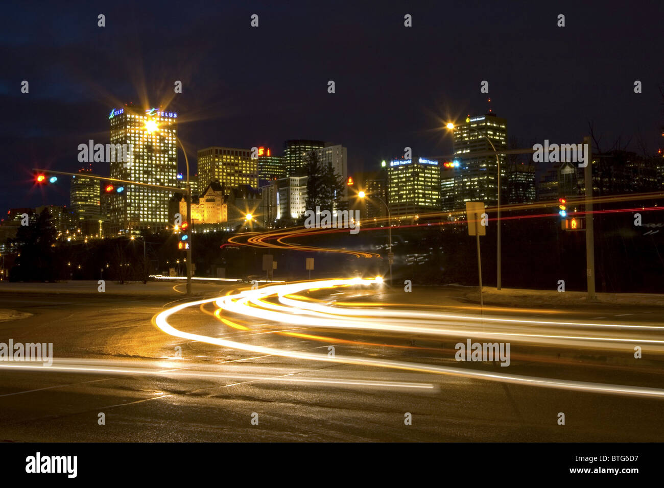 Light streaks from cars driving by an night Stock Photo - Alamy