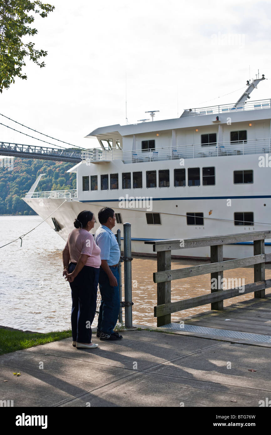 Two people looking at a boat Stock Photo - Alamy