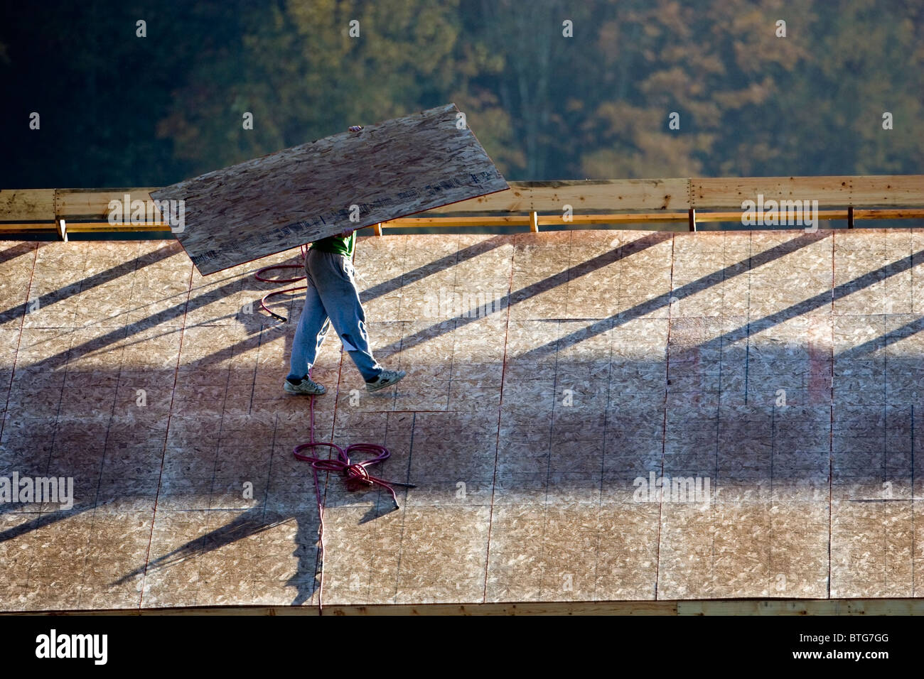 Man installing roofing Stock Photo - Alamy