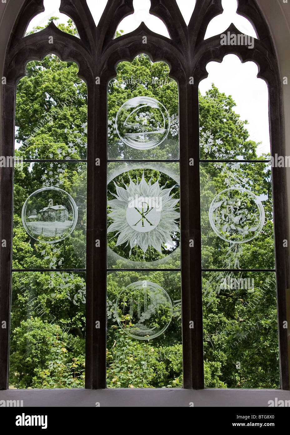 Etched windows by Laurence Whistler in St Nicholas Church Moreton ...