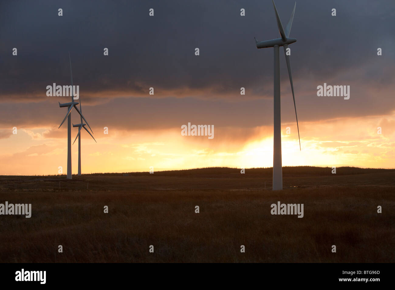 Onshore wind farm uk sunset hi-res stock photography and images - Alamy