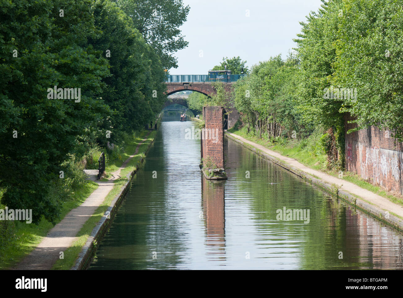 Birmingham to Wolverhampton canal Stock Photo - Alamy