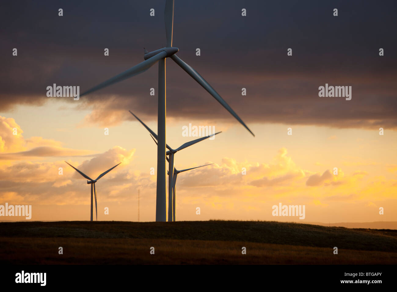 Onshore wind farm uk sunset hi-res stock photography and images - Alamy