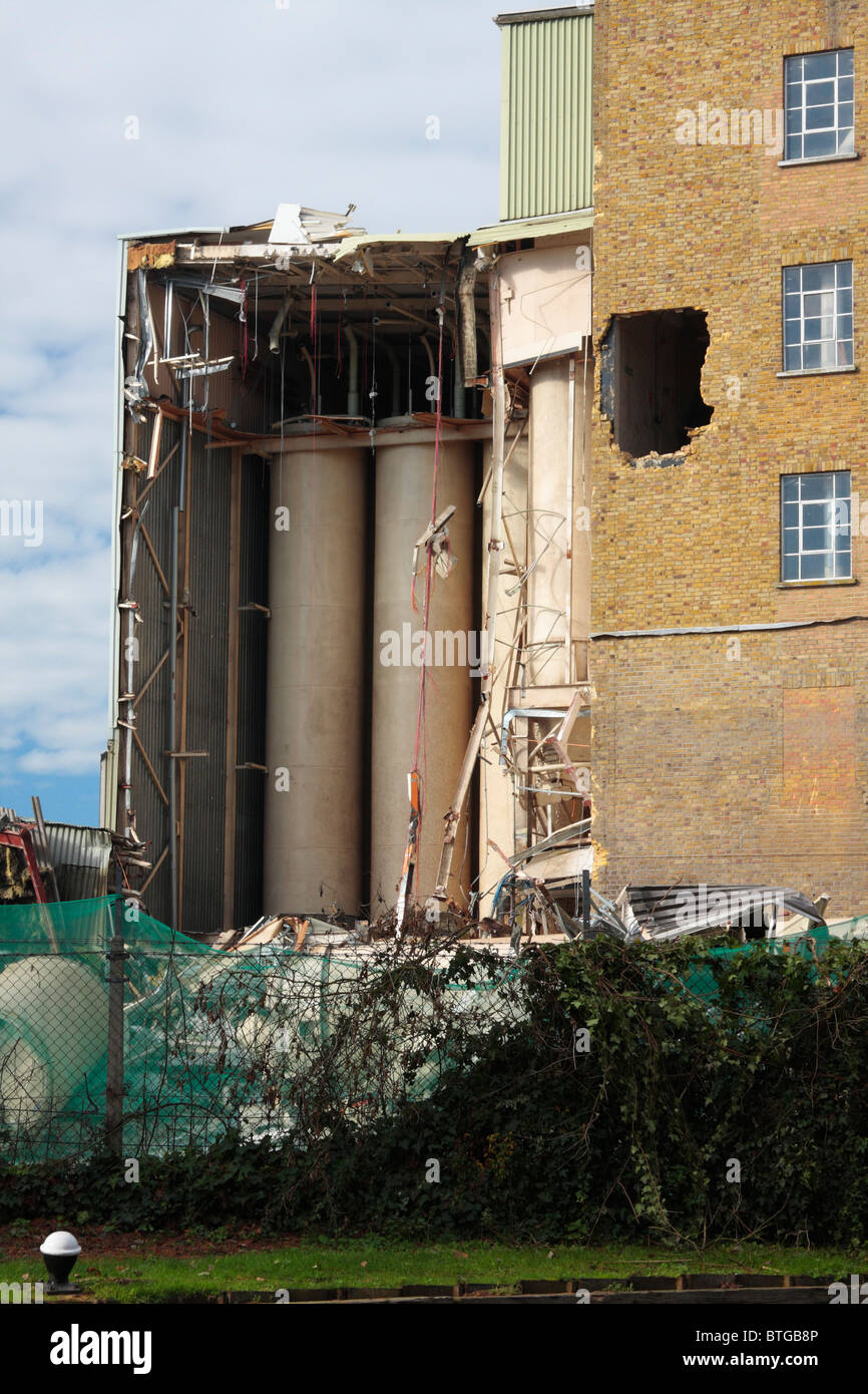 Building being demolished hi-res stock photography and images - Alamy