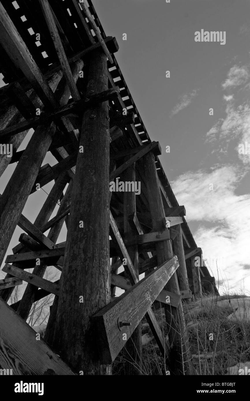 A close up of a train trussell bridge Stock Photo - Alamy