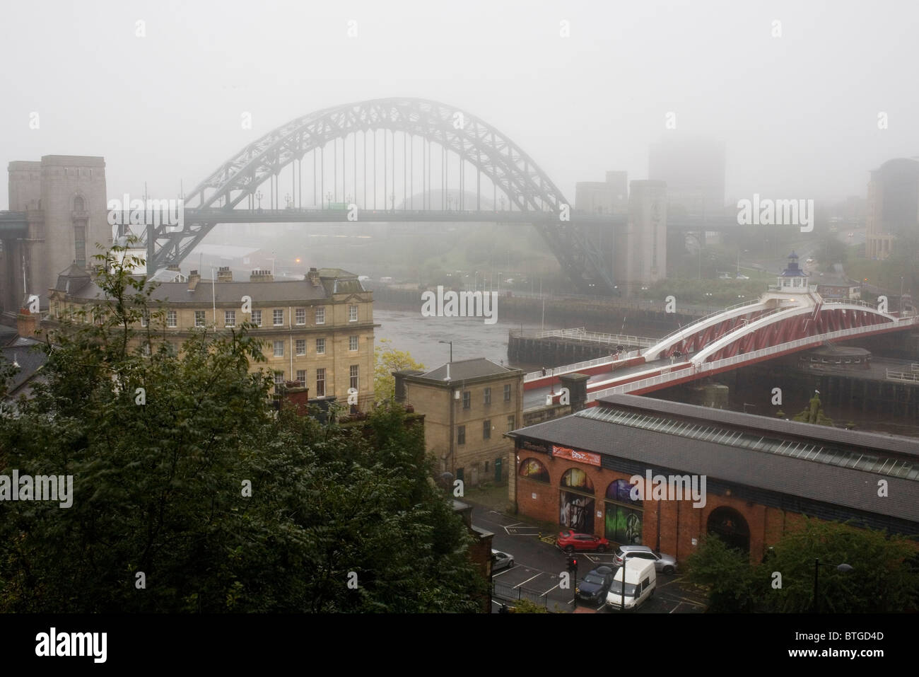 Fog on the tyne hi-res stock photography and images - Alamy