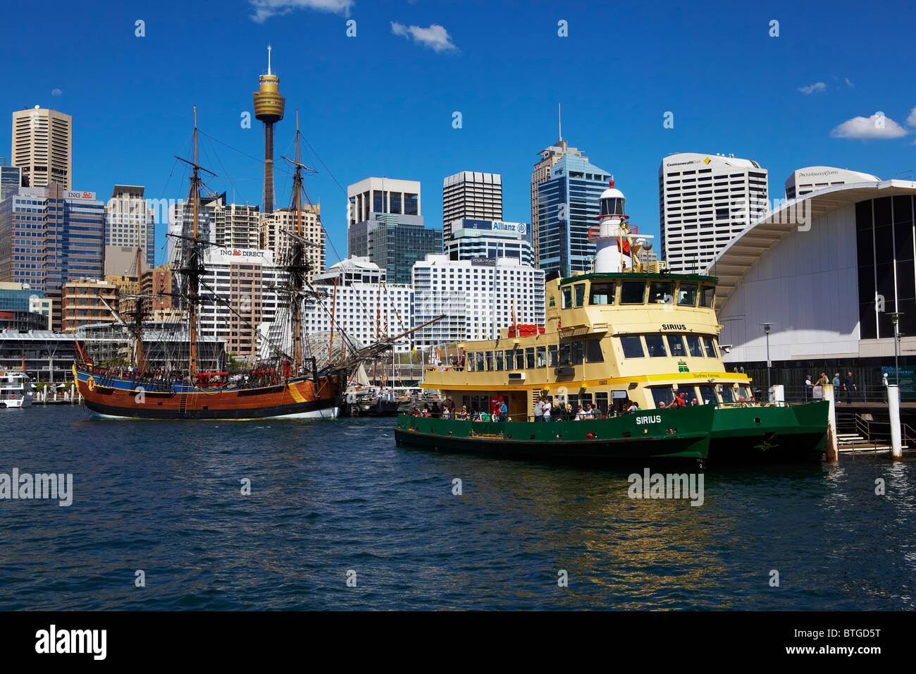 Darling Harbour ferries Stock Photo - Alamy