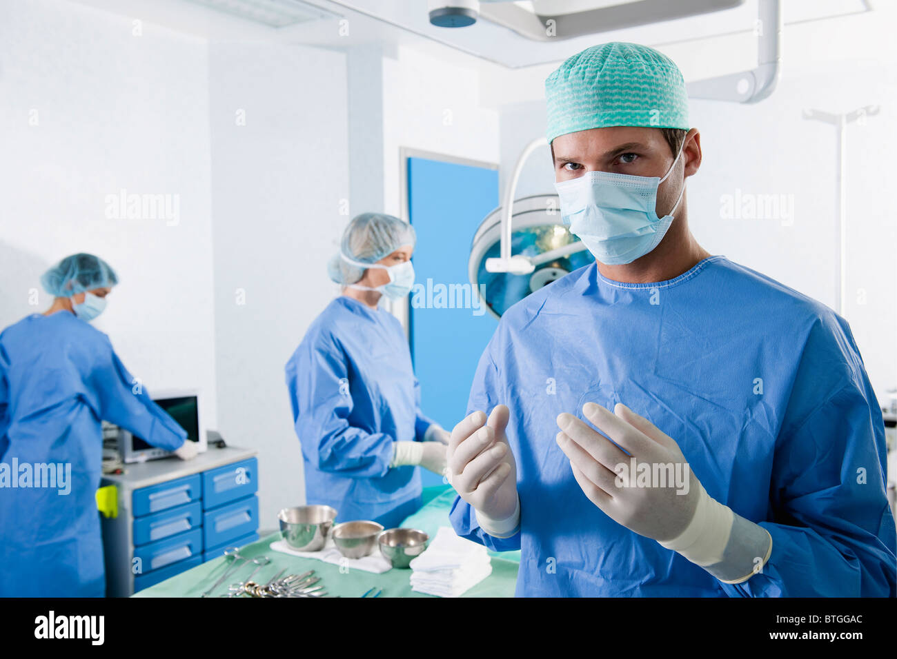 Medical personnel in operating room Stock Photo - Alamy
