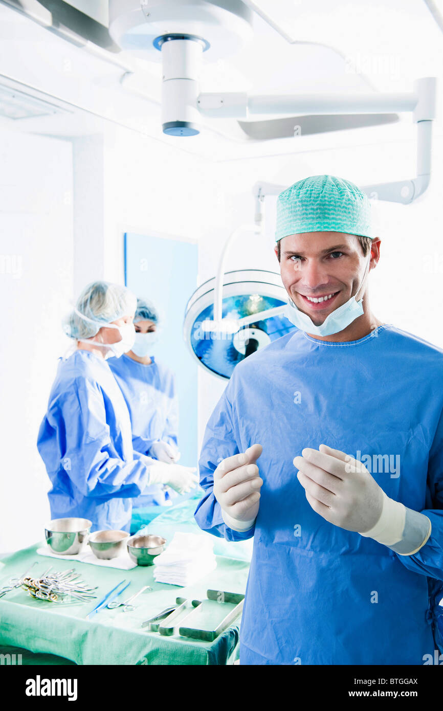 Medical personnel in operating room Stock Photo - Alamy