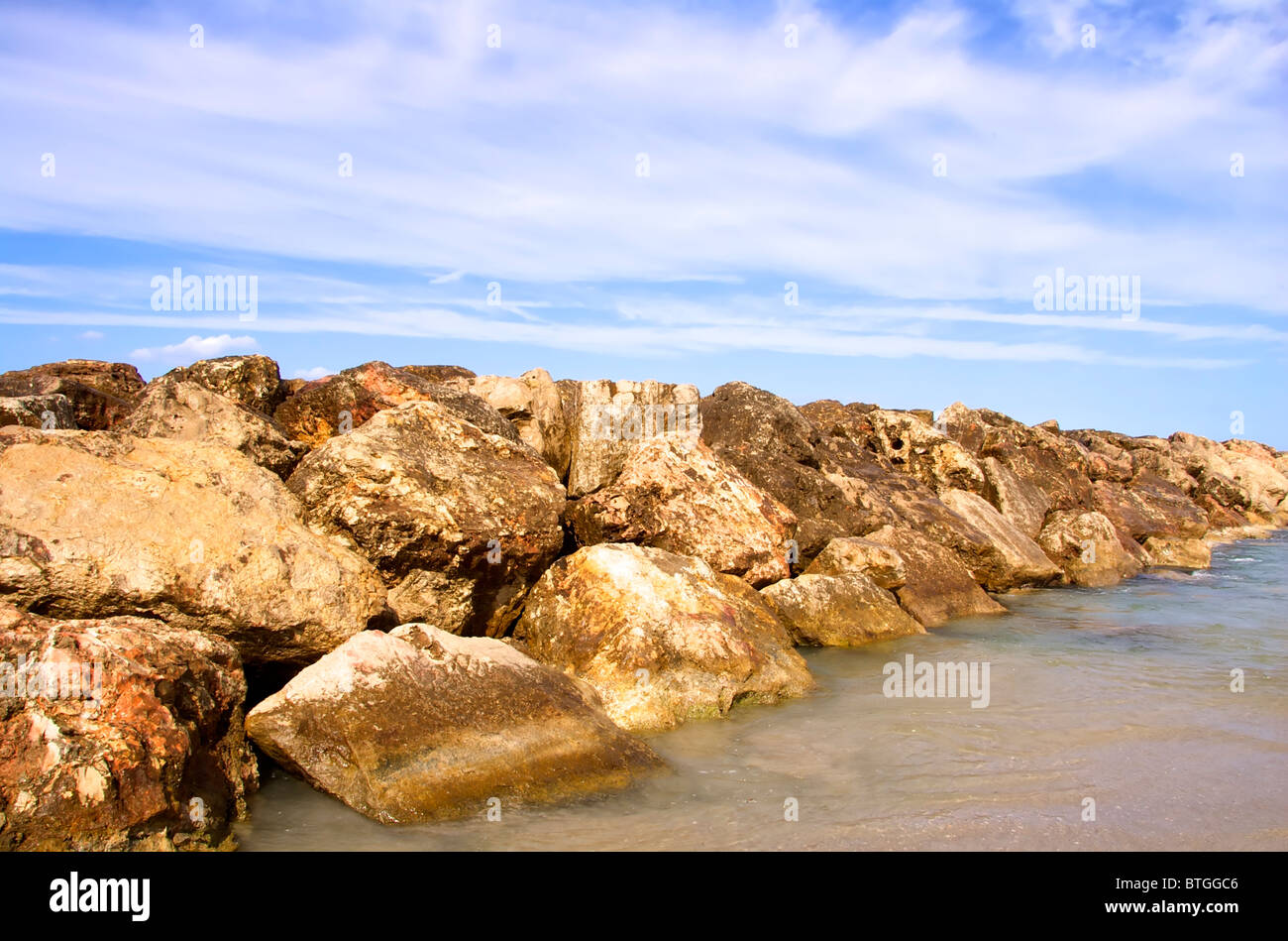 Rocky pier and shallow water Stock Photo - Alamy