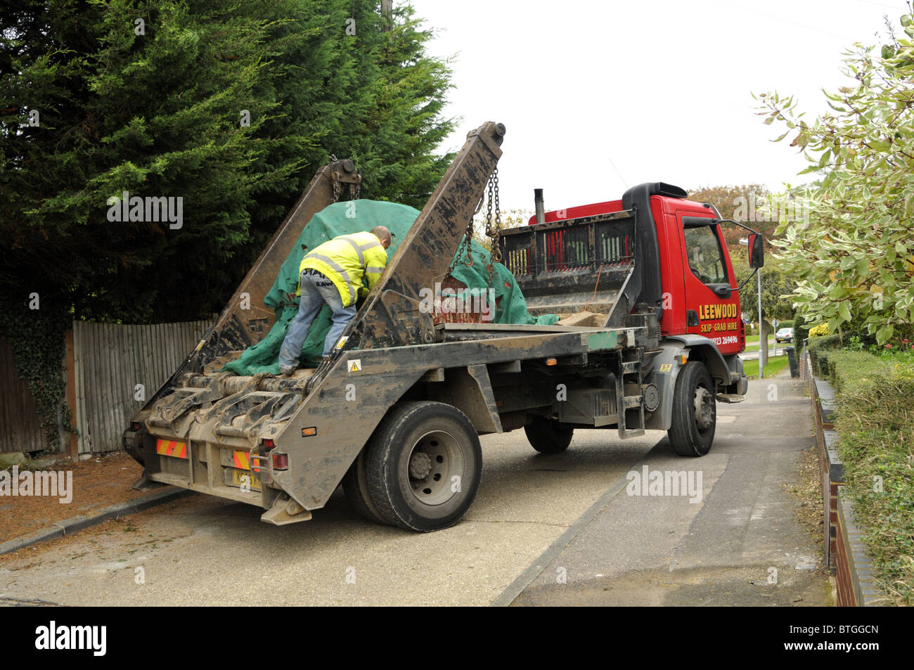 Skip lorry hi-res stock photography and images - Alamy