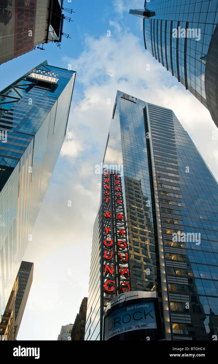 Ernst and young building hi-res stock photography and images - Alamy