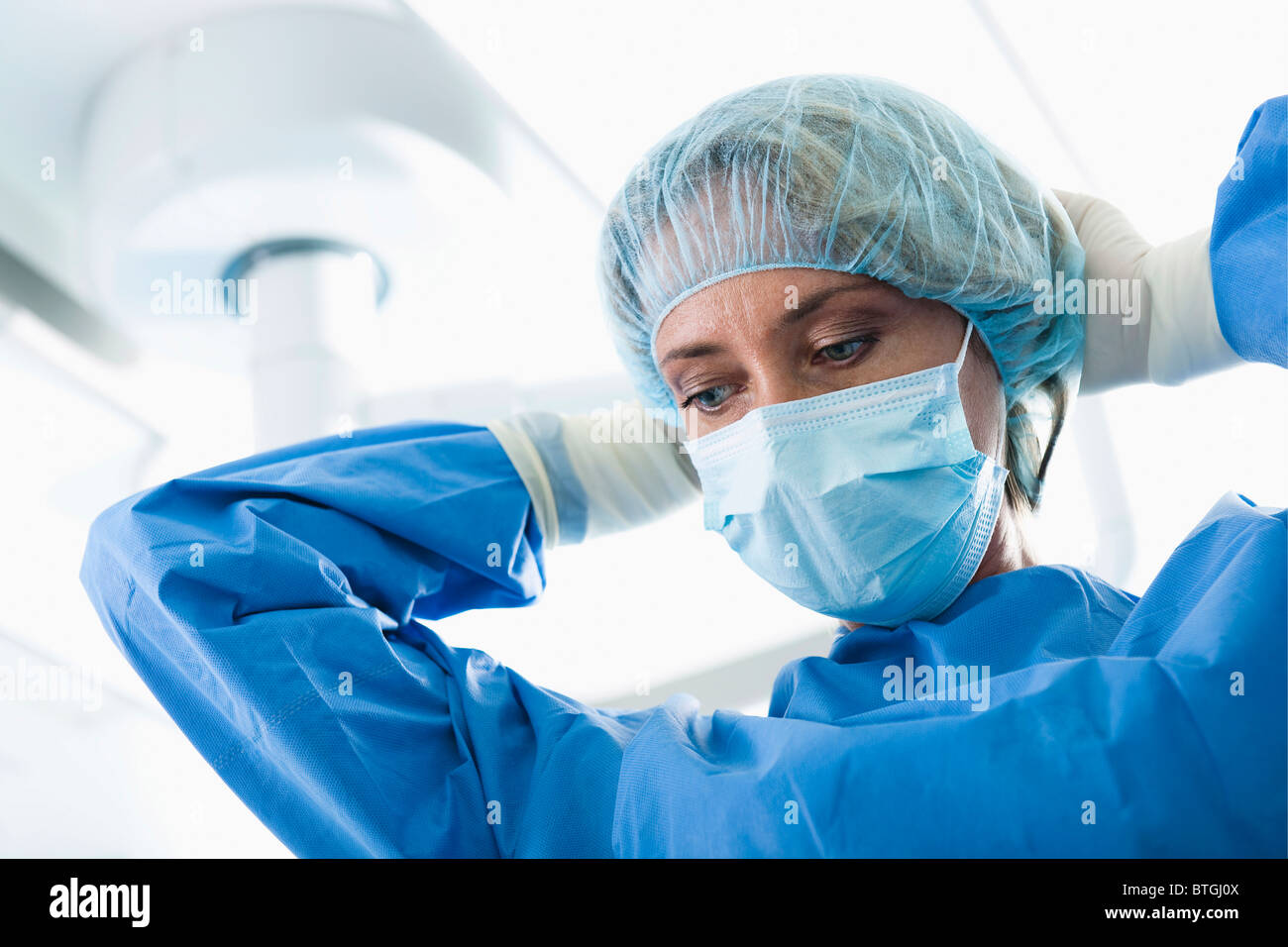 Surgeon wearing surgical mask in operating room Stock Photo - Alamy