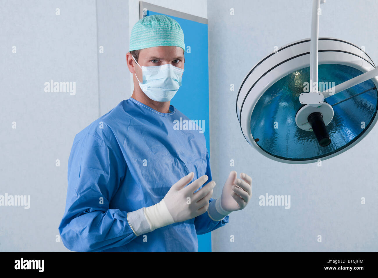 Surgeon in operating room Stock Photo - Alamy