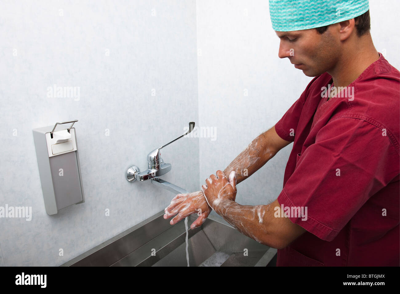 Surgeon scrubbing hands Stock Photo - Alamy