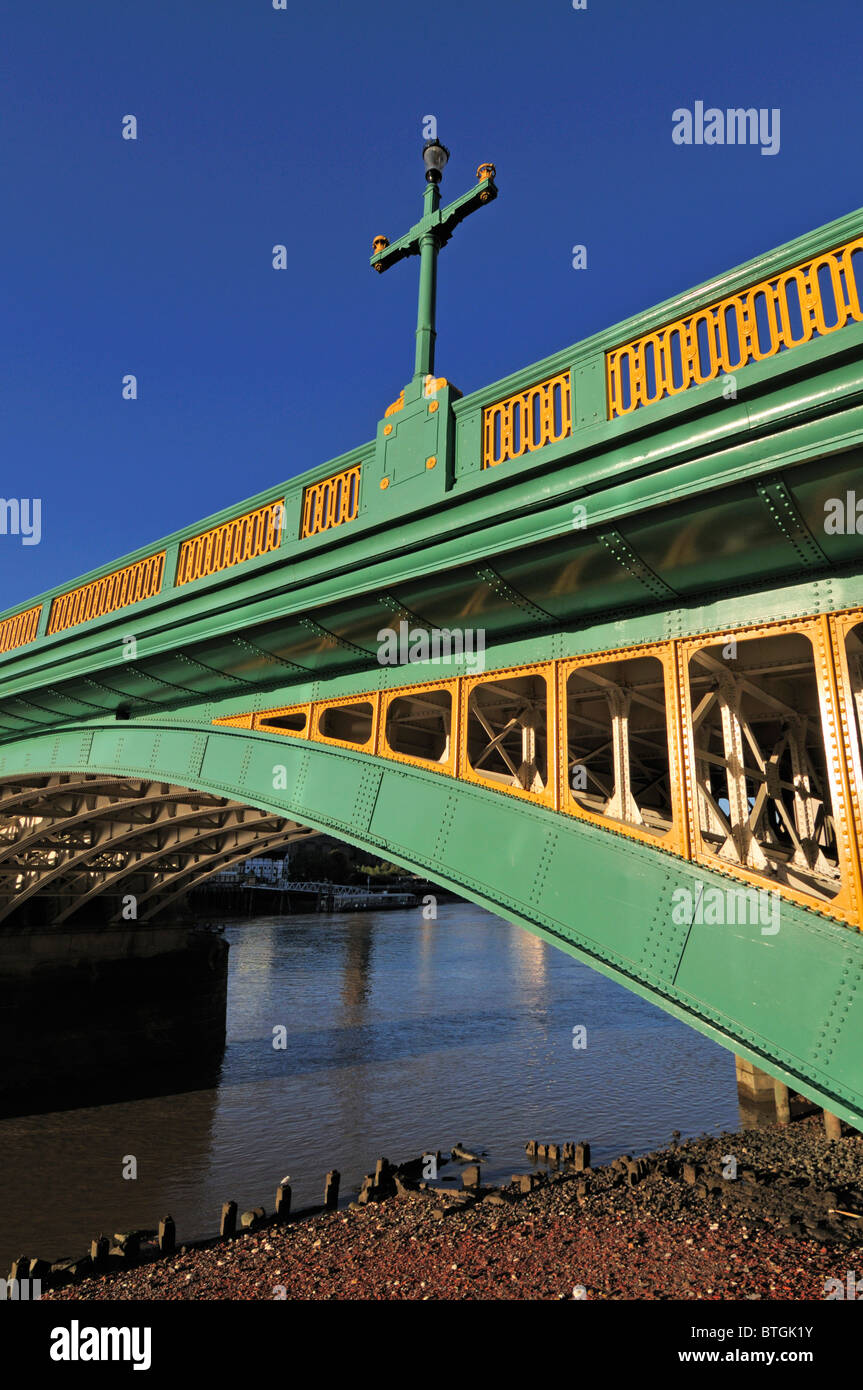 Blue bridge london hi-res stock photography and images - Alamy
