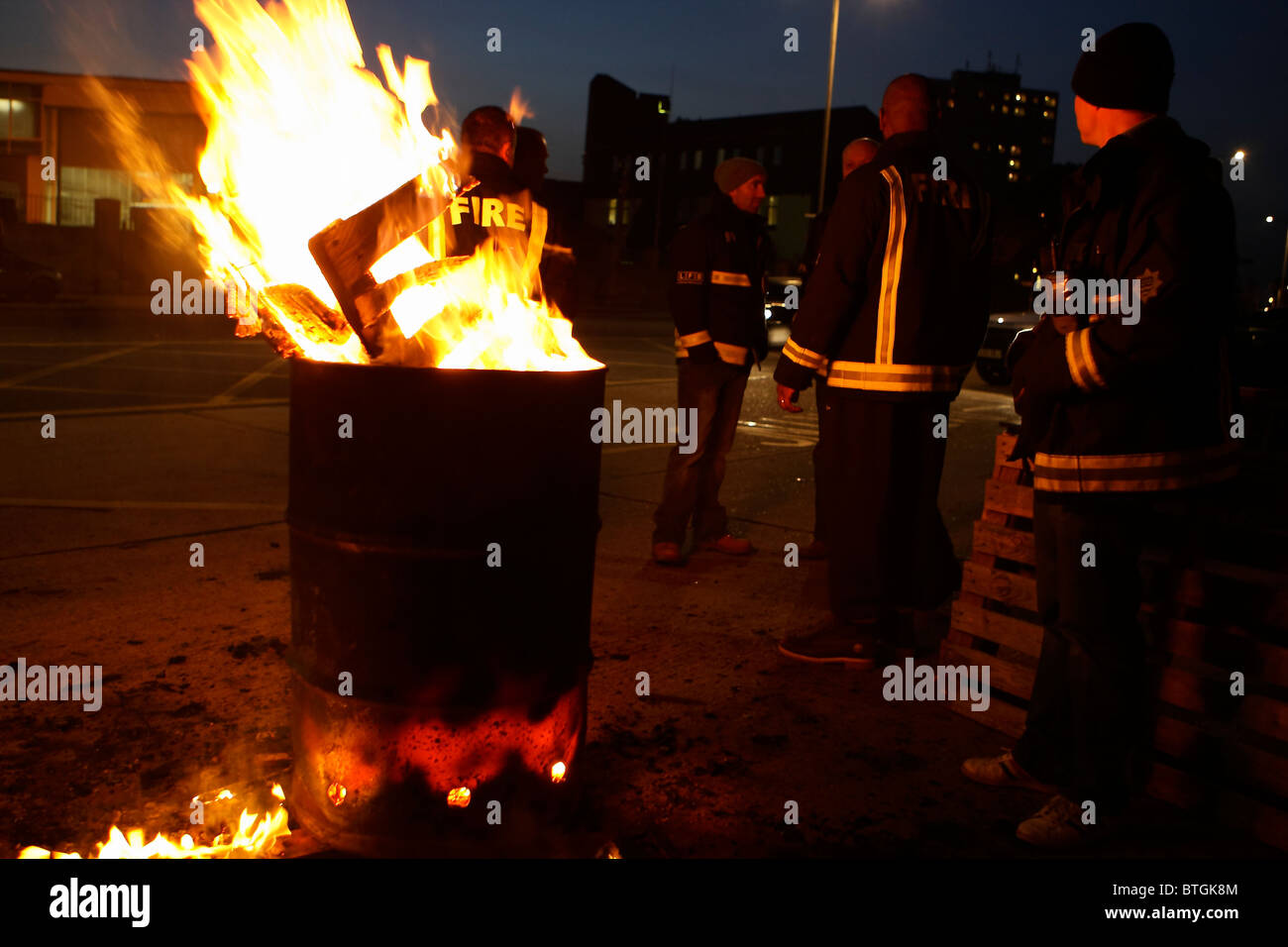 Firefighters firefighter picket strike hi-res stock photography and ...