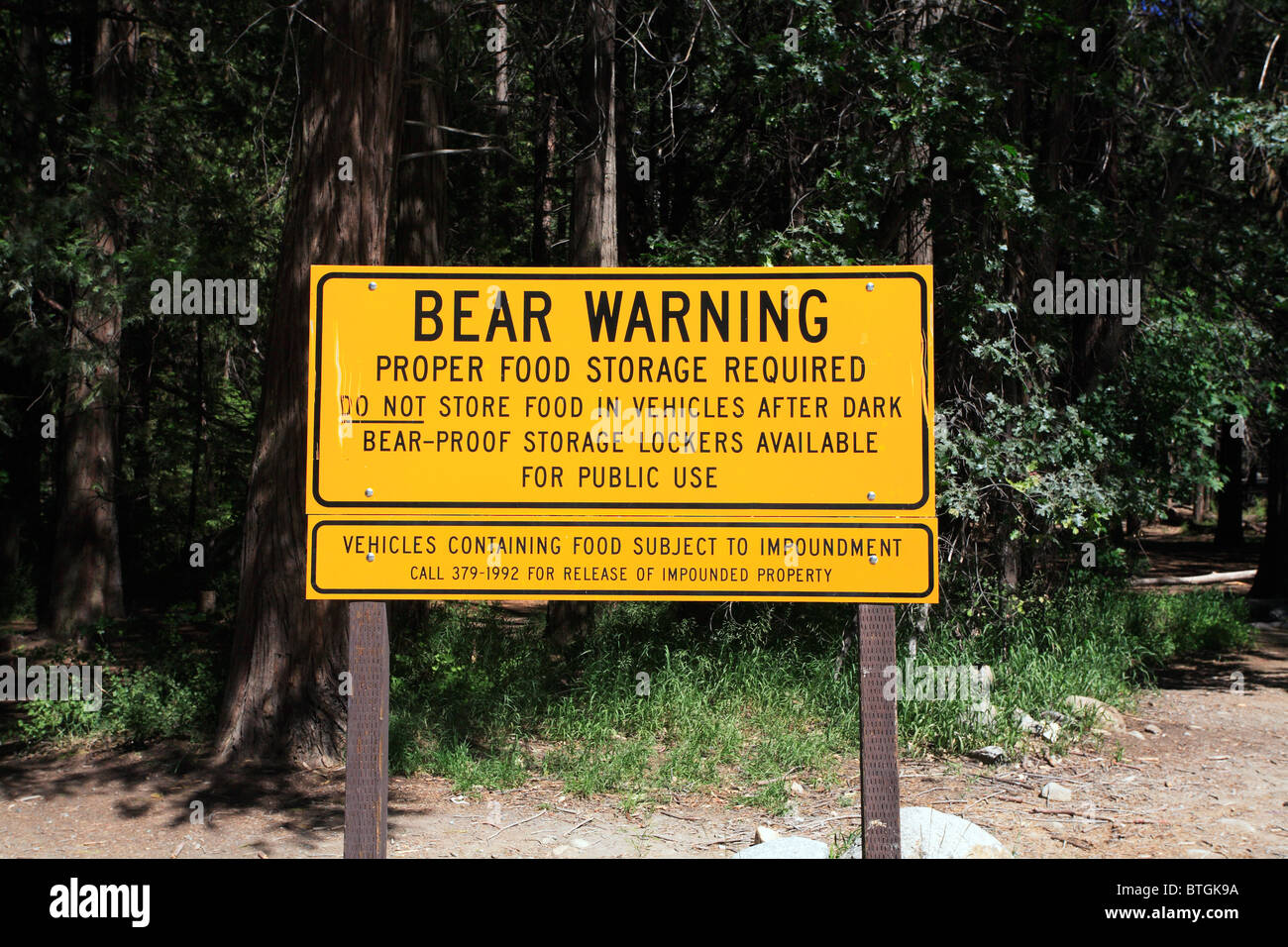 Bear warning sign Yosemite National Park Stock Photo - Alamy