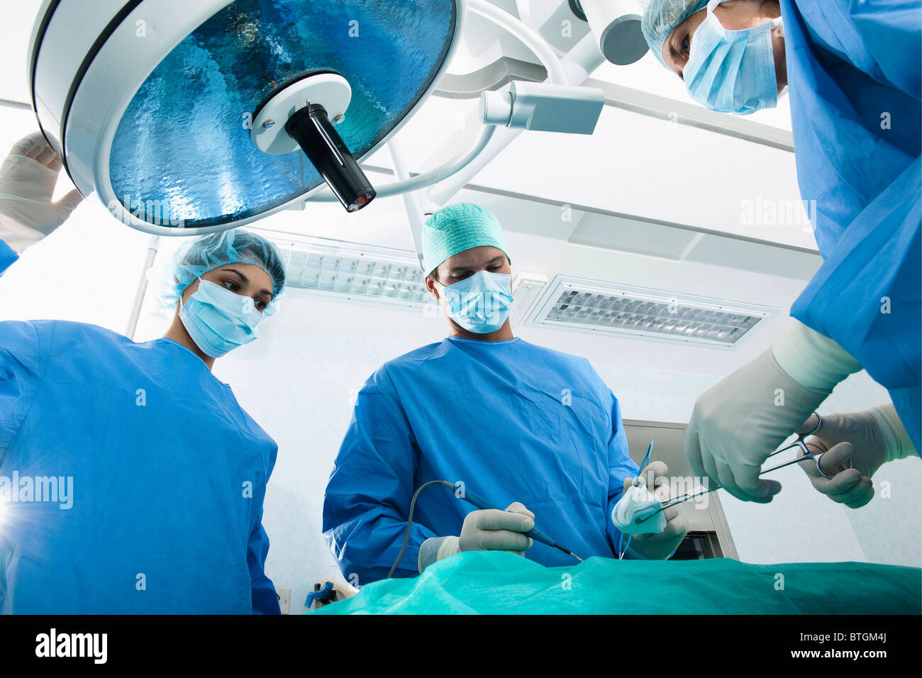 Medical operating team theatre hi-res stock photography and images - Alamy