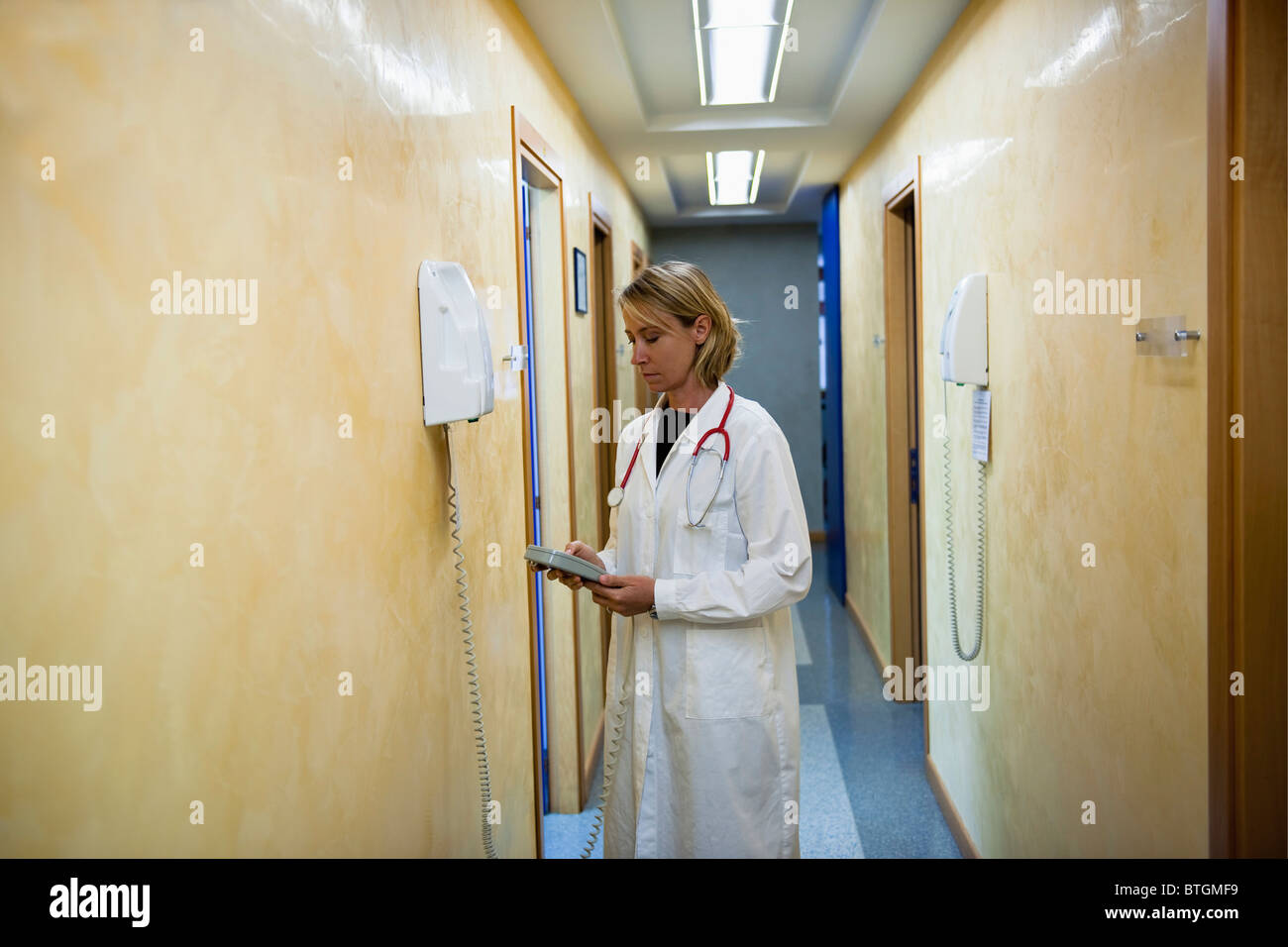 Doctor call center hi-res stock photography and images - Alamy
