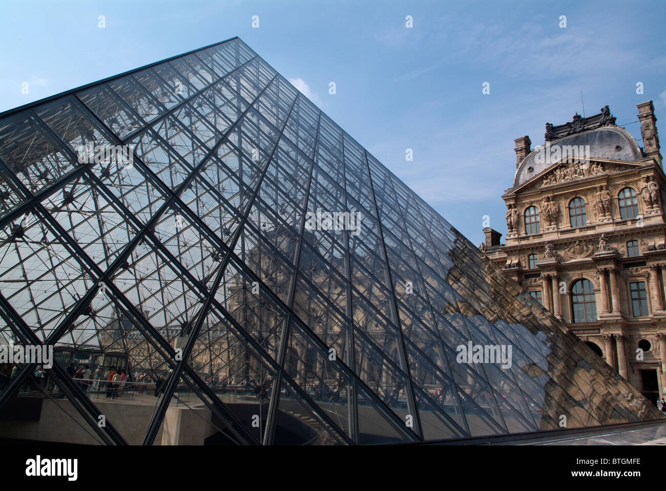 Inverted pyramid louvre museum hi-res stock photography and images - Alamy