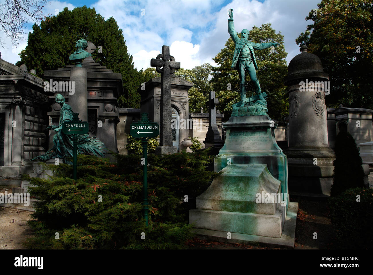 Cimetiere du pere lachaise father lachaise cemetery hi-res stock ...