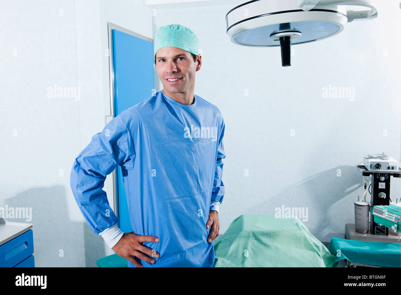 Surgeon in operating room Stock Photo - Alamy