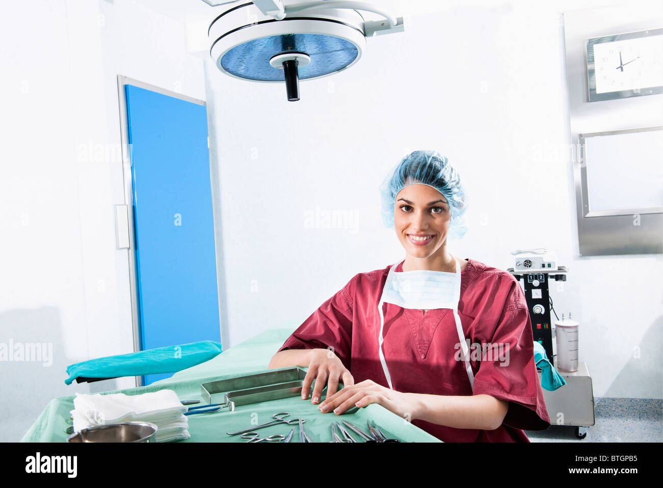 Surgeon in operating room Stock Photo - Alamy