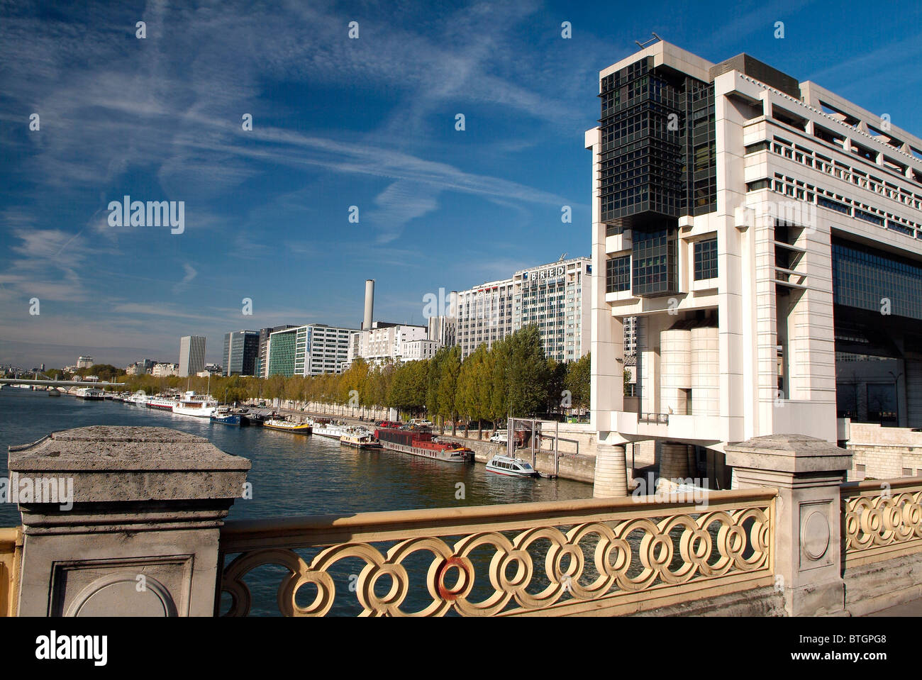 Obtuse building hi-res stock photography and images - Alamy