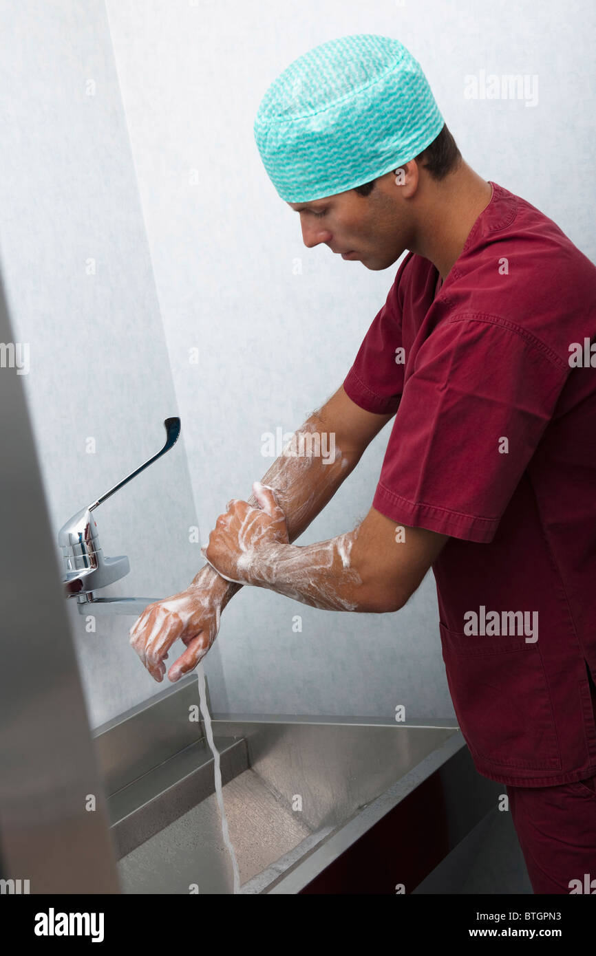 Surgeon scrubbing hands Stock Photo - Alamy